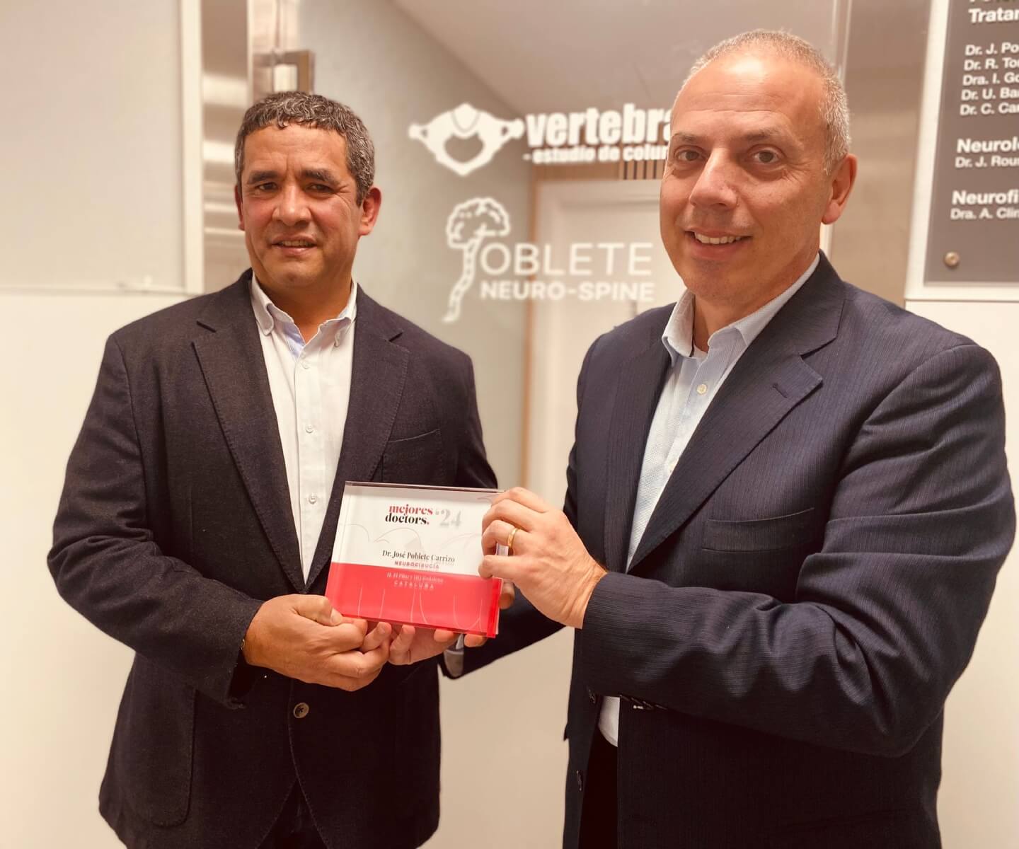 Reconocimiento al Dr. Poblete, neurocirujano del Hospital El Pilar, por su destacada trayectoria ...